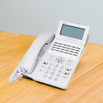 ビジネスフォンの電話機の壁掛け方法とは？壁掛けする際のポイントも解説